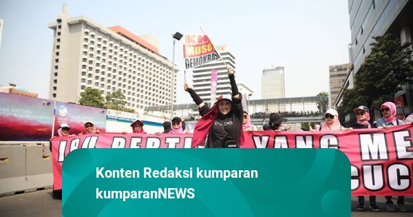 Foto: Aksi Emak-emak Ikut Demo Buruh di Patung Kuda | kumparan.com Foto: Aksi Emak-emak Ikut Demo Buruh di Patung Kuda | kumparan.com
